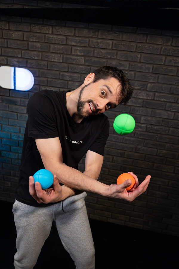 Learn Crossed Arms Cascade Juggling Trick - Skill Addicts learning ...