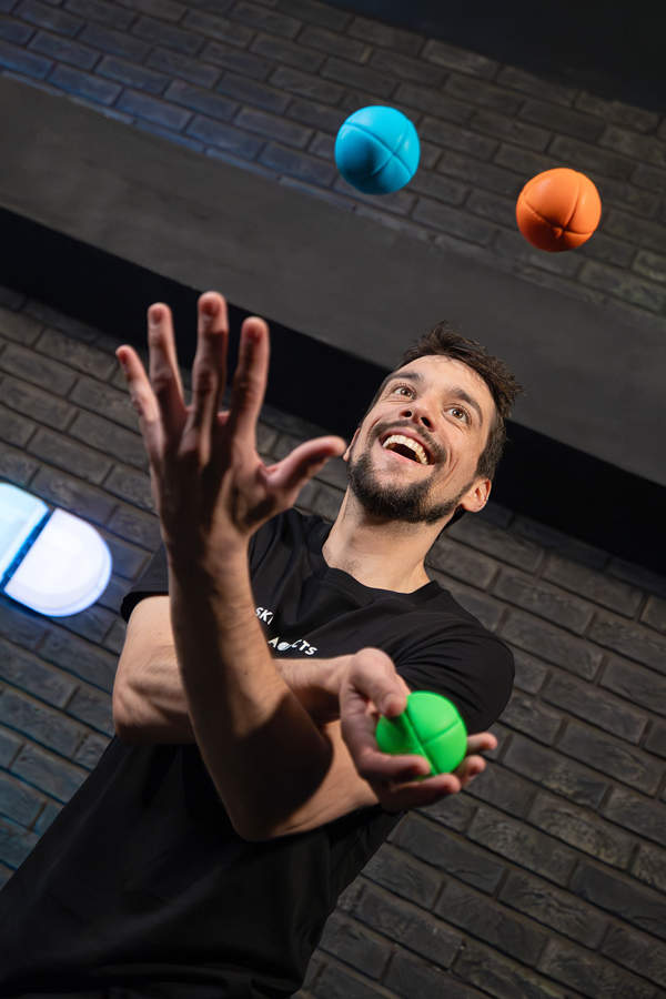 Learn Under The Arm Trick - Skill Addicts learning mobile app